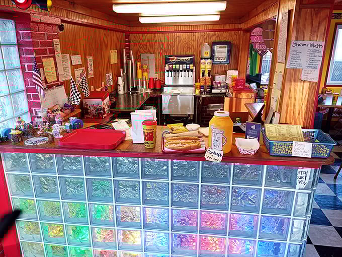 Behind the counter, where magic happens without pretension. No molecular gastronomy here – just decades of know-how.