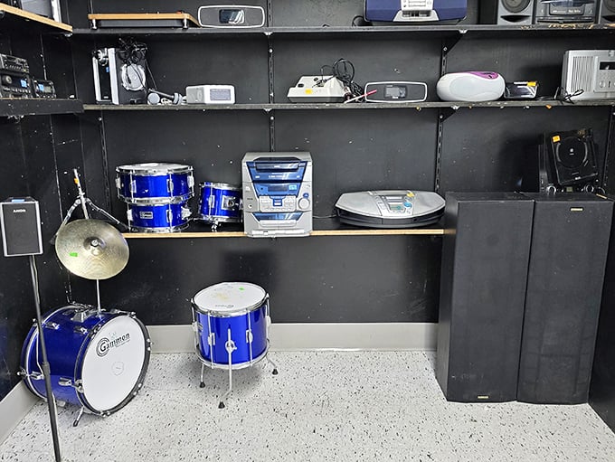 The beginnings of a garage band or the end of peaceful Sundays? This drum kit and stereo equipment promises musical adventures.