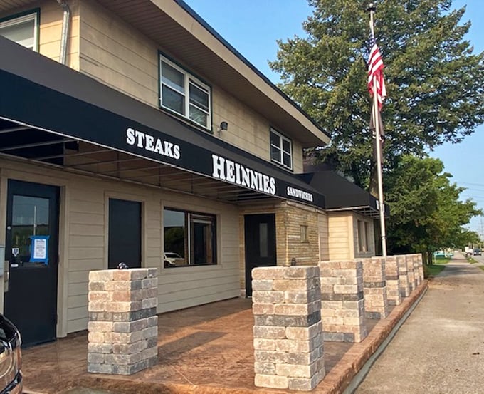 The front entrance with its stone pillars and awning – where countless hungry visitors have begun their journey to prime rib nirvana.