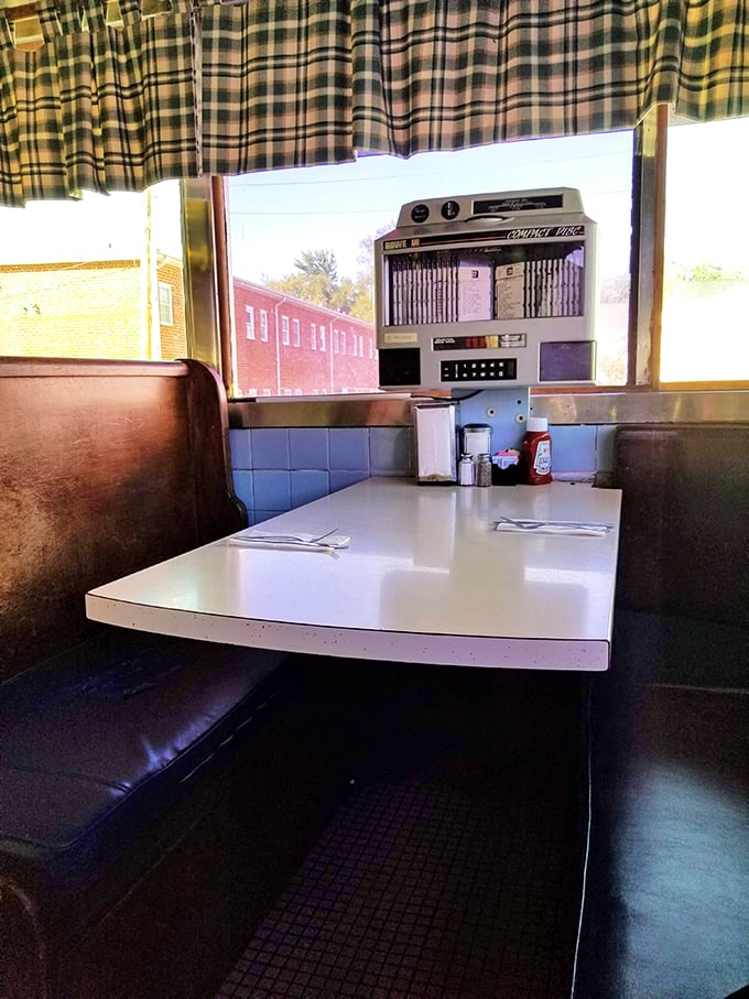 Every booth tells a story, but this one—with its jukebox and checkered curtains—could write a novel about American dining culture.