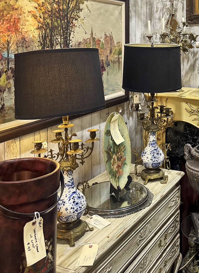 Elegant lamps and blue-and-white porcelain create a vignette worthy of a design magazine. Marie Kondo would approve – everything here sparks joy.