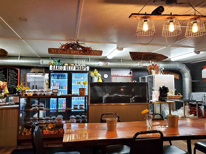 "We don't serve mean people" – the sign says it all. Good barbecue and good vibes, a combination as perfect as smoke and meat.
