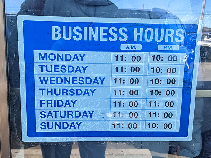 Time your pilgrimage wisely! These hours of operation are the difference between breadstick bliss and the crushing disappointment of arriving to locked doors.