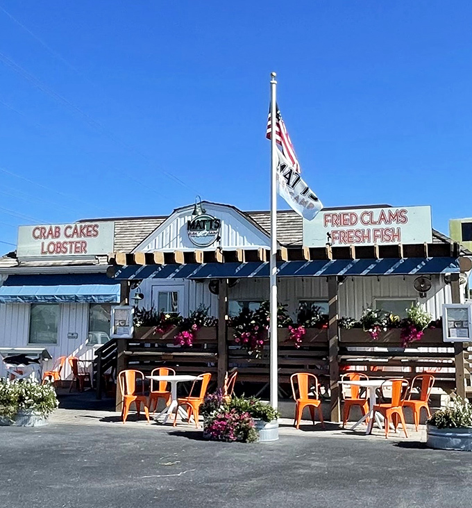 This classic coastal setup promises the kind of fried clams that haunt your dreams.
