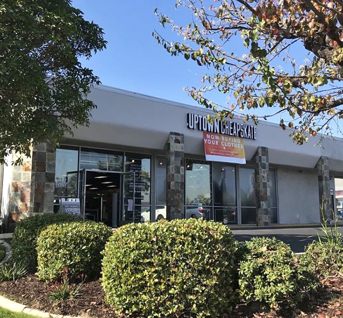 This modern storefront design attracts fashion-forward shoppers who know style doesn't require breaking the bank account.
