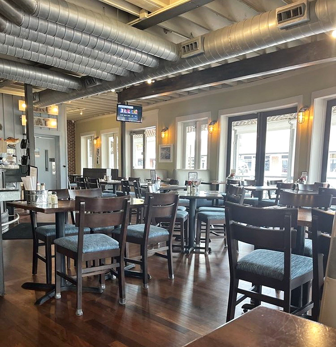 Bright windows, exposed ductwork, and comfortable seating—the restaurant equivalent of wearing your favorite shirt with your best jeans.