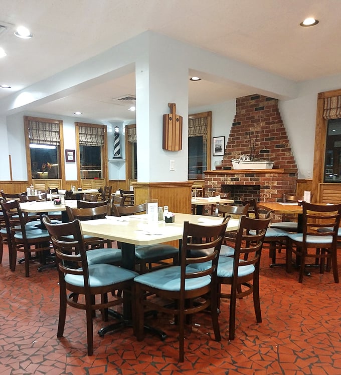 Brick fireplace, wood paneling, and nautical touches – the dining room feels like a maritime cabin where calories don't count.