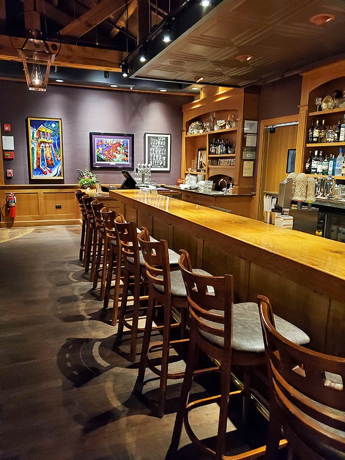 A bar that invites you to pull up a chair and stay awhile—perhaps for a Sazerac or two before dinner.