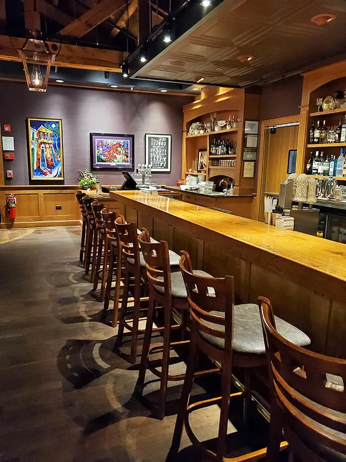 A bar that invites you to pull up a chair and stay awhile—perhaps for a Sazerac or two before dinner.