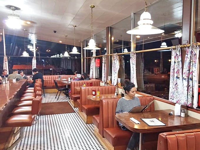 Booths bathed in Arizona sunshine – where road trip plans are hatched, Grand Canyon adventures are recounted, and ketchup is always within reach.