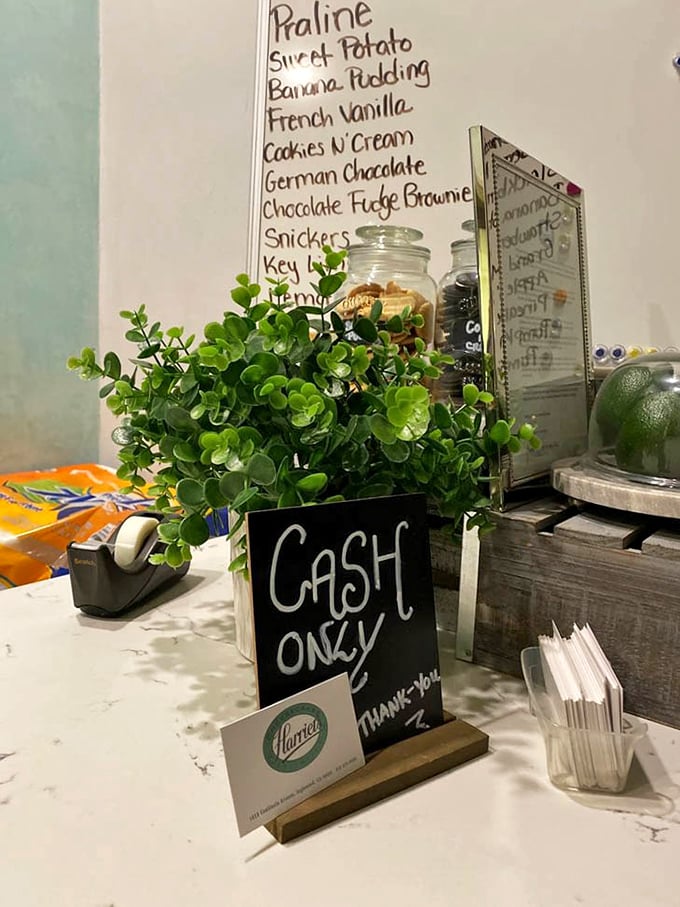 "Cash only" – some traditions never change, including the understanding that something this good doesn't need to complicate itself with modern payment methods.