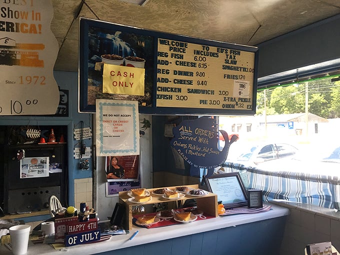 Old-school signage and cash-only policies—a refreshing throwback to when food was just about the food, not the Instagram opportunity.