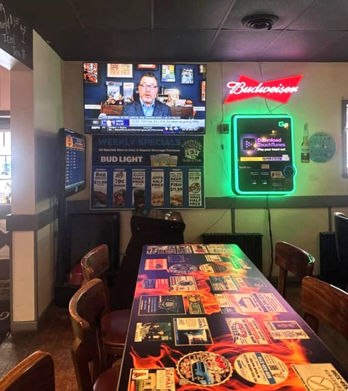 Sports on the screen, cold beer on tap, and tables designed for lingering—this corner understands what "hanging out" truly means.