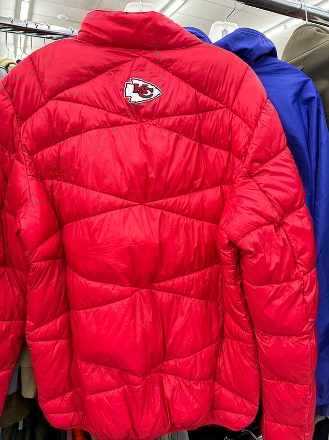 Sports fan jackpot! A Chiefs puffer jacket that lets you stay warm and show team spirit without the NFL Shop price tag.