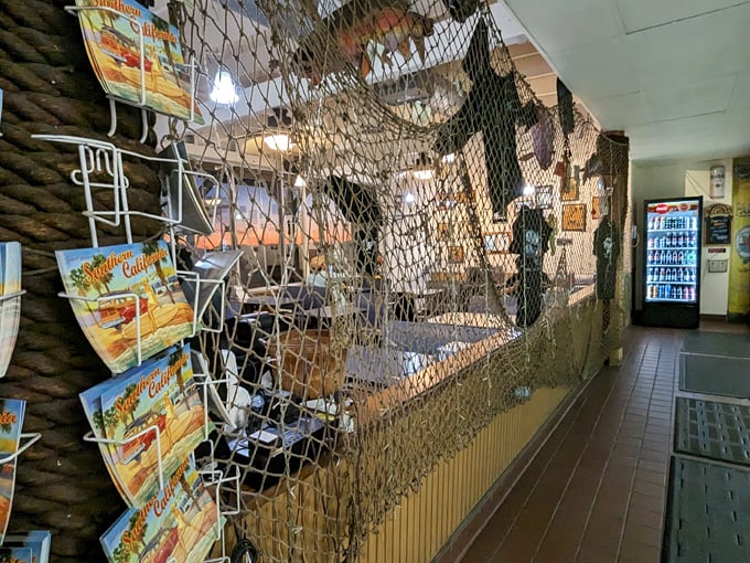 Fishing nets and cold drinks – Neptune's practical décor doubles as the perfect backdrop for your inevitable food photos.