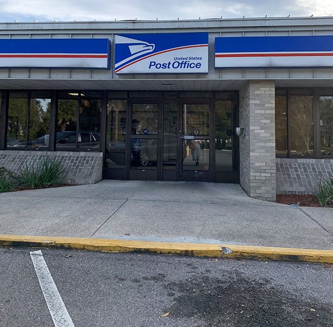 Even the post office in Palatka has character – a place where sending mail still feels like participating in a grand American tradition.