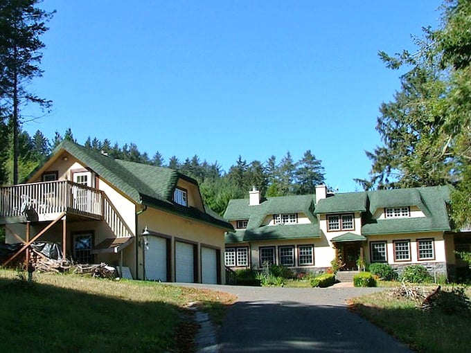 This countryside estate nestled among the redwoods offers a different kind of California dream – one where peace and quiet are the ultimate luxuries.