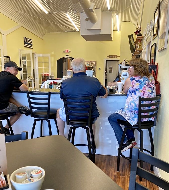 The counter seating area where breakfast dreams come true. Notice the sign that says "Please wait to be seated" – words worth heeding for biscuit and gravy nirvana.