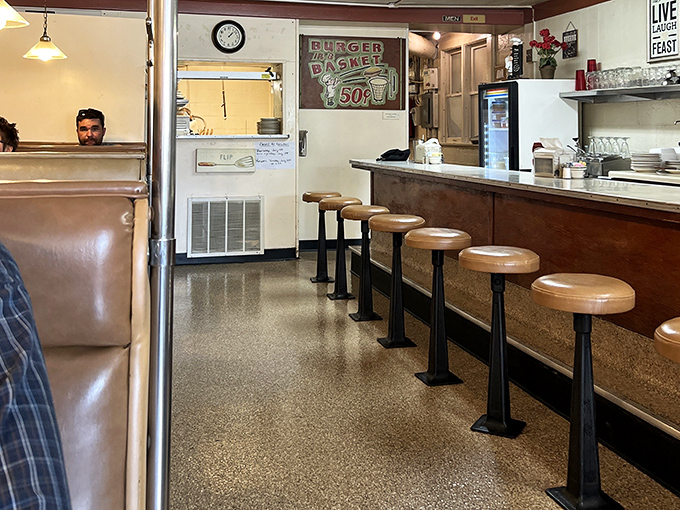 Counter seating that offers dinner and a show—the show being short-order cooking choreography that never gets old.