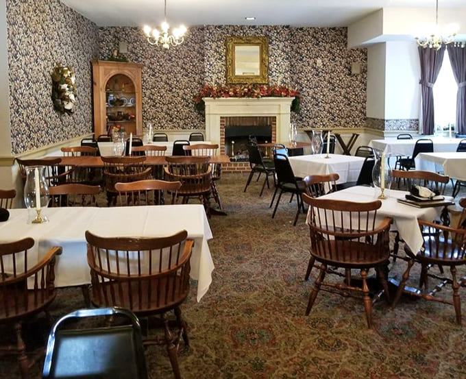Formal dining with a side of history—white tablecloths, Windsor chairs, and a fireplace that's warmed patriots and pleasure-seekers alike.
