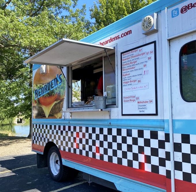 Even on wheels, Bearden's brings the magic. That checkered pattern isn't just decoration—it's a racing flag signaling your taste buds to start their engines.