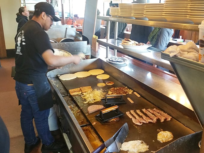 The griddle ballet—where short-order cooks perform the choreography of breakfast with the precision of dancers and the timing of comedians.