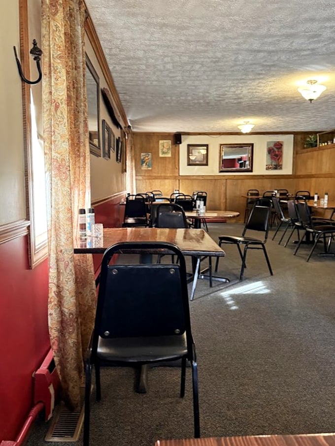 Wood paneling, patterned curtains, and comfortable chairs—not designed by an Instagram influencer, but by someone who understands real hospitality.