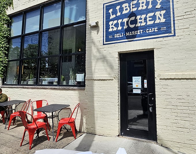 Sidewalk seating for those who can't wait to dive into their sandwich – or for showing off your prize to jealous passersby.