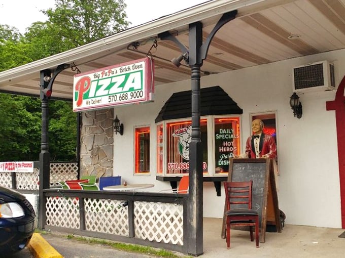 Outdoor seating that beckons on perfect Pennsylvania days. The patio offers fresh air with your fresh pizza—nature's perfect pairing.