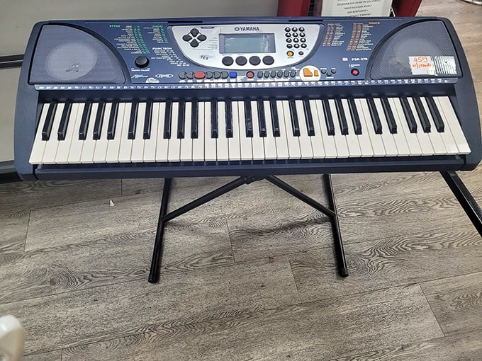 This Yamaha keyboard isn't just waiting for a new home – it's waiting for someone to finally learn "Piano Man" beyond those first few recognizable notes.