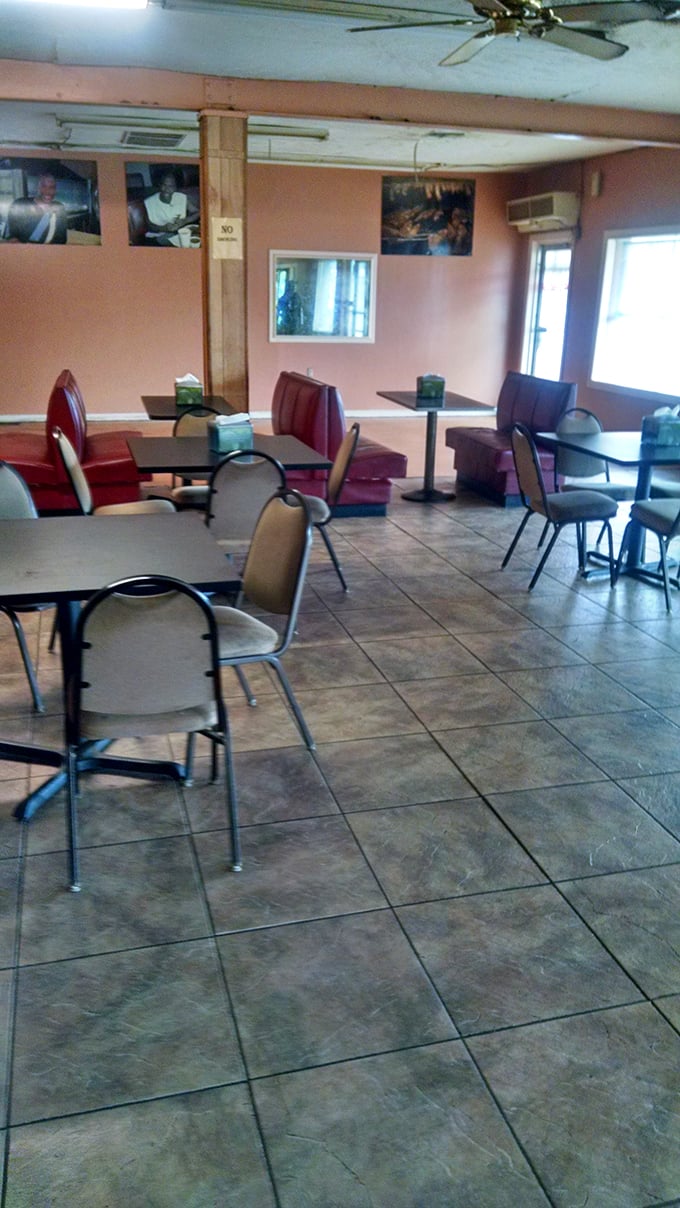 Pink walls and red booth seating create the perfect backdrop for the main attraction—plates that will soon be stained with the evidence of barbecue bliss.