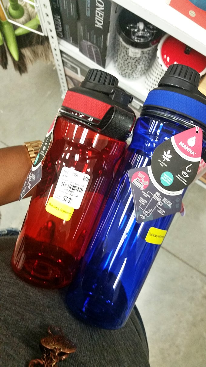 Hydration meets bargain hunting – even water bottles and everyday essentials find their way into this secondhand paradise.