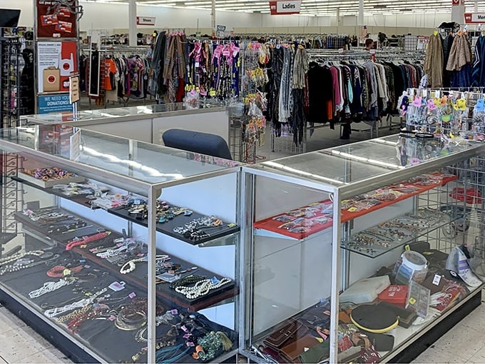 Jewelry cases glittering with possibilities – where vintage brooches and modern statement pieces find new lives and new admirers.