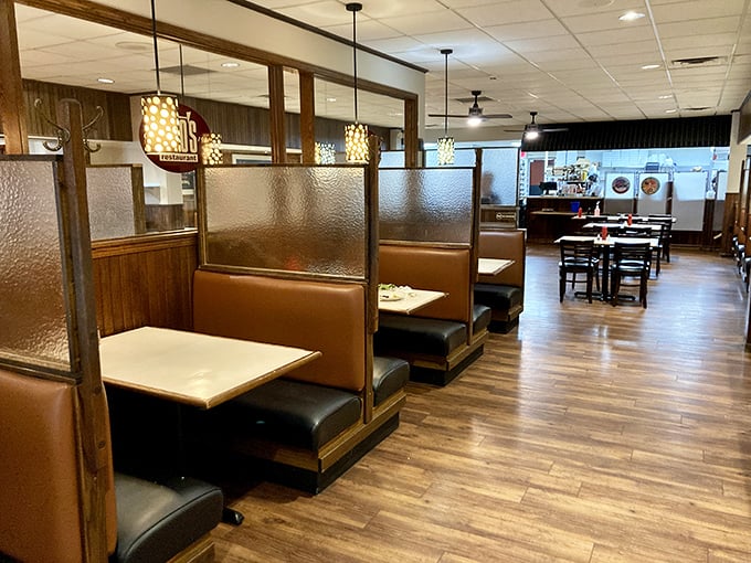 Classic diner booths with privacy dividers—where first dates, family celebrations, and Tuesday lunch breaks all feel equally at home.