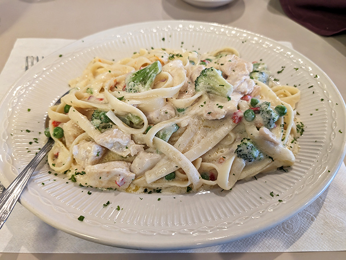 Fettuccine Alfredo with chicken and vegetables – a creamy canvas of comfort that proves sometimes the simplest combinations create the most satisfying meals.