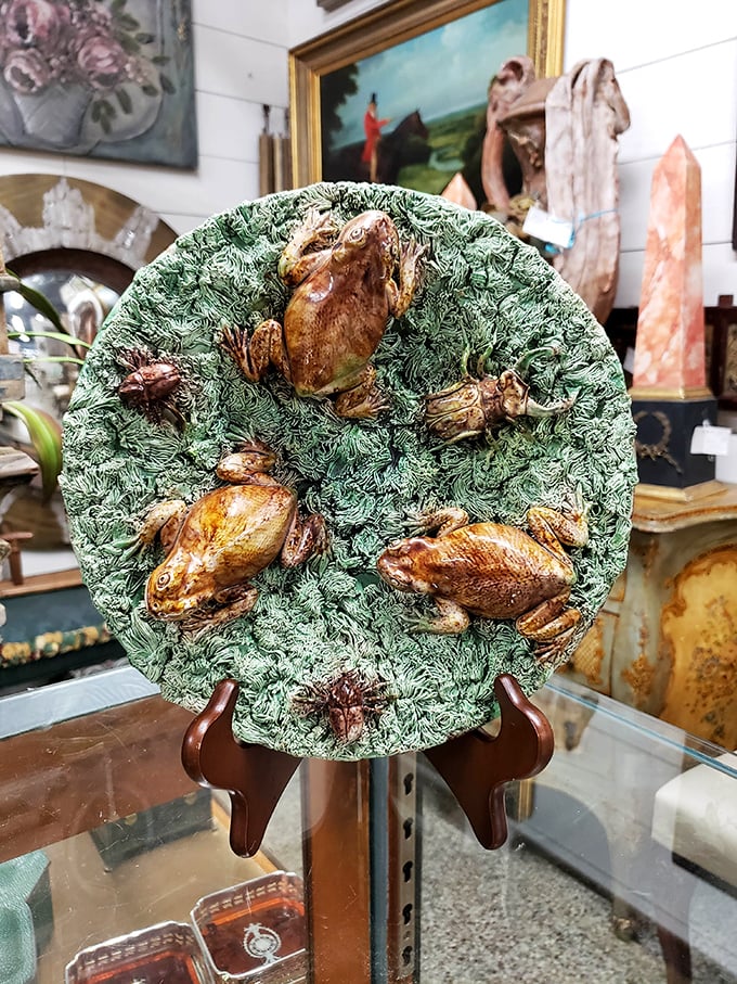 A whimsical frog plate that somehow manages to be both kitsch and conversation piece. Ribbit meets refinement. 