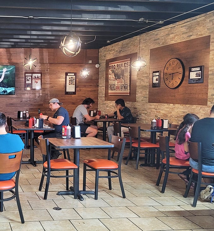 Where barbecue magic happens—diners lost in the moment, experiencing that universal "good food silence" that transcends all language barriers.