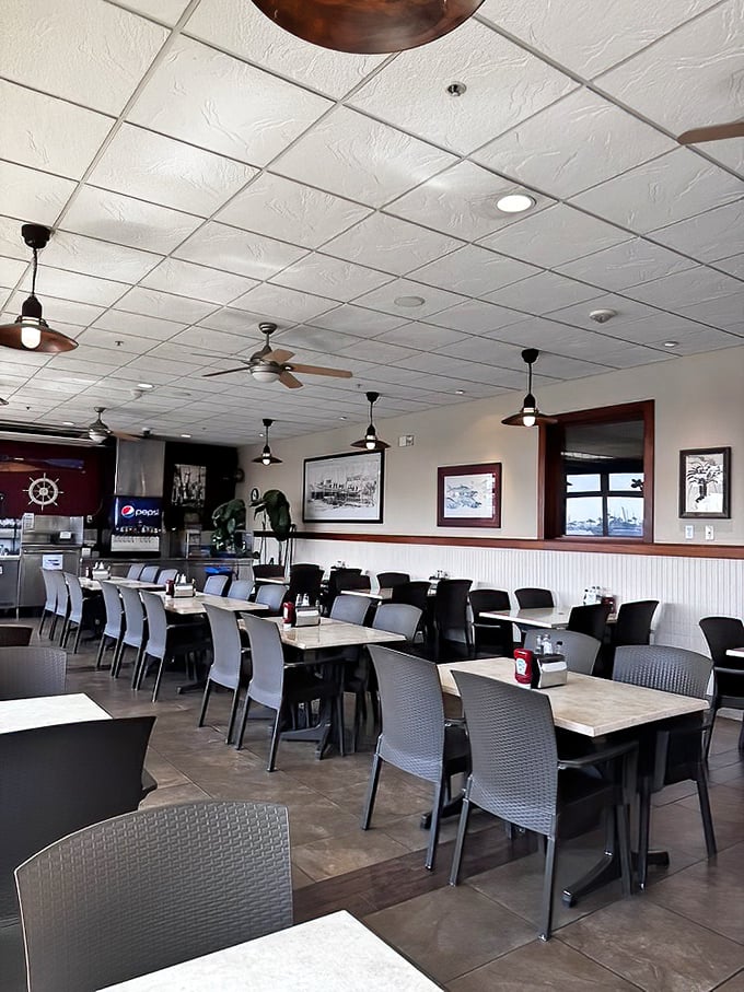 Simple tables, nautical décor, and the promise of seafood worth sitting down for. No white tablecloths needed when the fish is this fresh.
