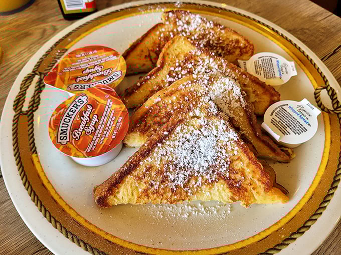 French toast dusted with powdered sugar like freshly fallen snow – breakfast that doubles as dessert is always the right choice.