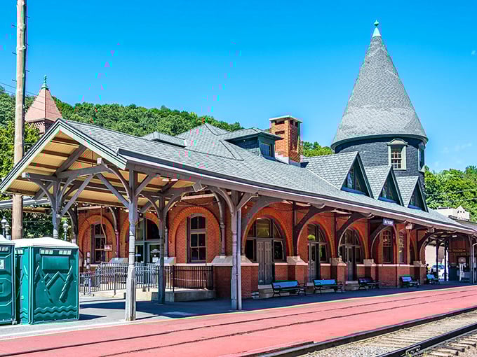 Jim Thorpe's train station looks like it's waiting for passengers in top hats and bustles to disembark. That conical turret says, "Yes, I'm showing off, and I look fabulous doing it.