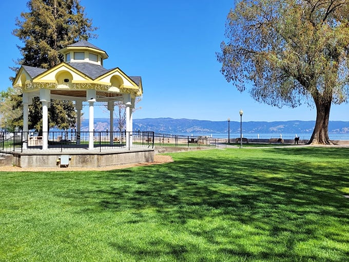 The gazebo in Library Park stands like a wedding cake overlooking the lake. Weekend concerts here come with natural surround sound.