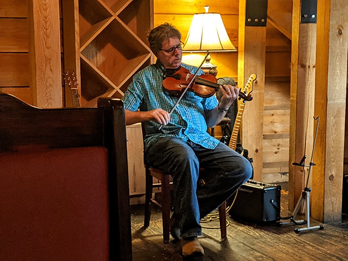 Live music adds another sensory layer to the experience—because in Tennessee, good food and soulful tunes are natural companions.