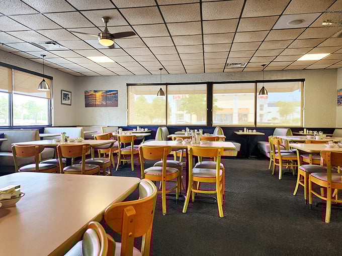 Another angle of breakfast democracy in action – no reserved tables, just first-come, first-served happiness.