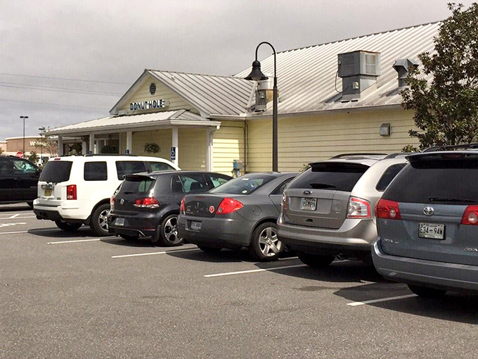 A packed parking lot—the universal sign language for "the food inside is worth whatever wait you might encounter." 
