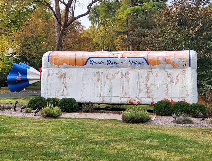 Even giant bread needs a facelift sometimes. This image captures the loaf during one of its restoration periods—proof that maintaining bread art is no simple task.