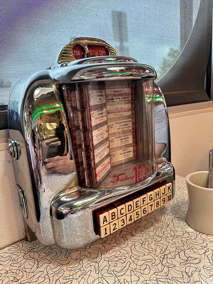 The tabletop jukebox – when your meal needs a soundtrack and your quarters need a purpose. Nostalgia you can actually touch.