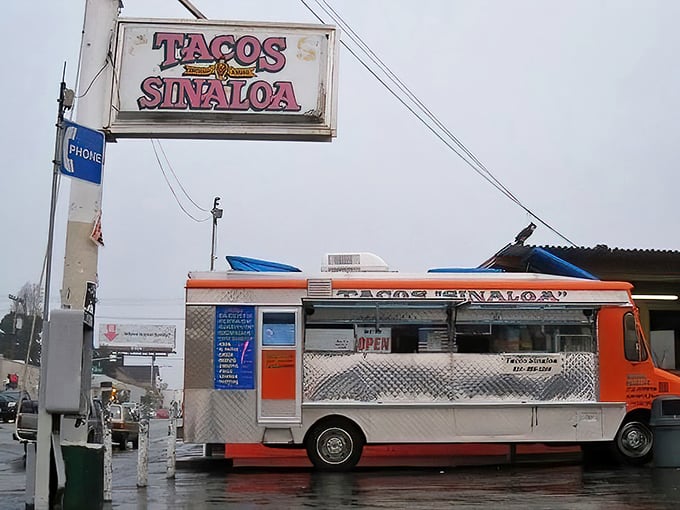 Even on rainy days, the faithful arrive. This truck isn't just a meal stop—it's a pilgrimage site for those who take their taco quests seriously.