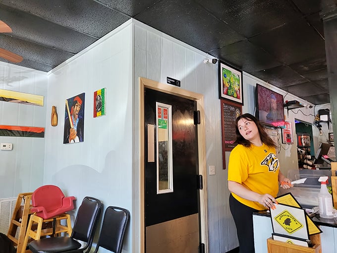 Service with a smile in a yellow shirt – the universal uniform of "your food's gonna be great."