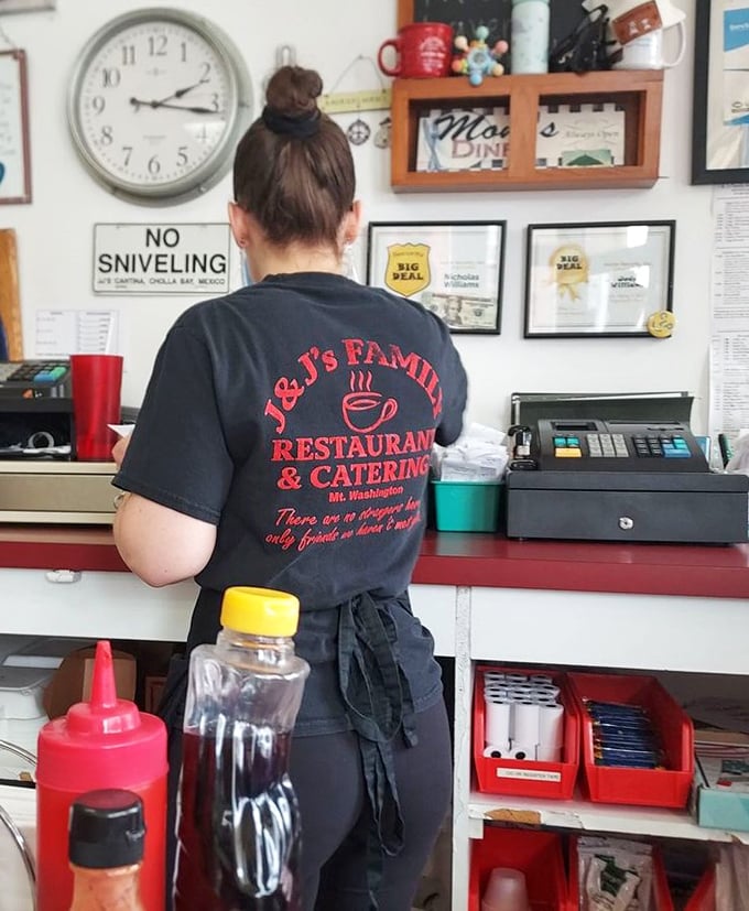The staff uniform says it all: "There are no strangers, only friends we haven't met." Service with genuine Pittsburgh warmth.