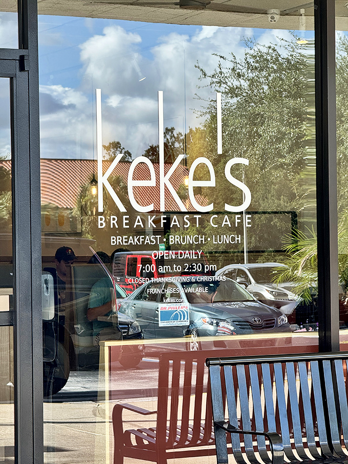 Those hours on the door – 7 am to 2 pm – represent the golden window of breakfast opportunity that smart Floridians never miss.
